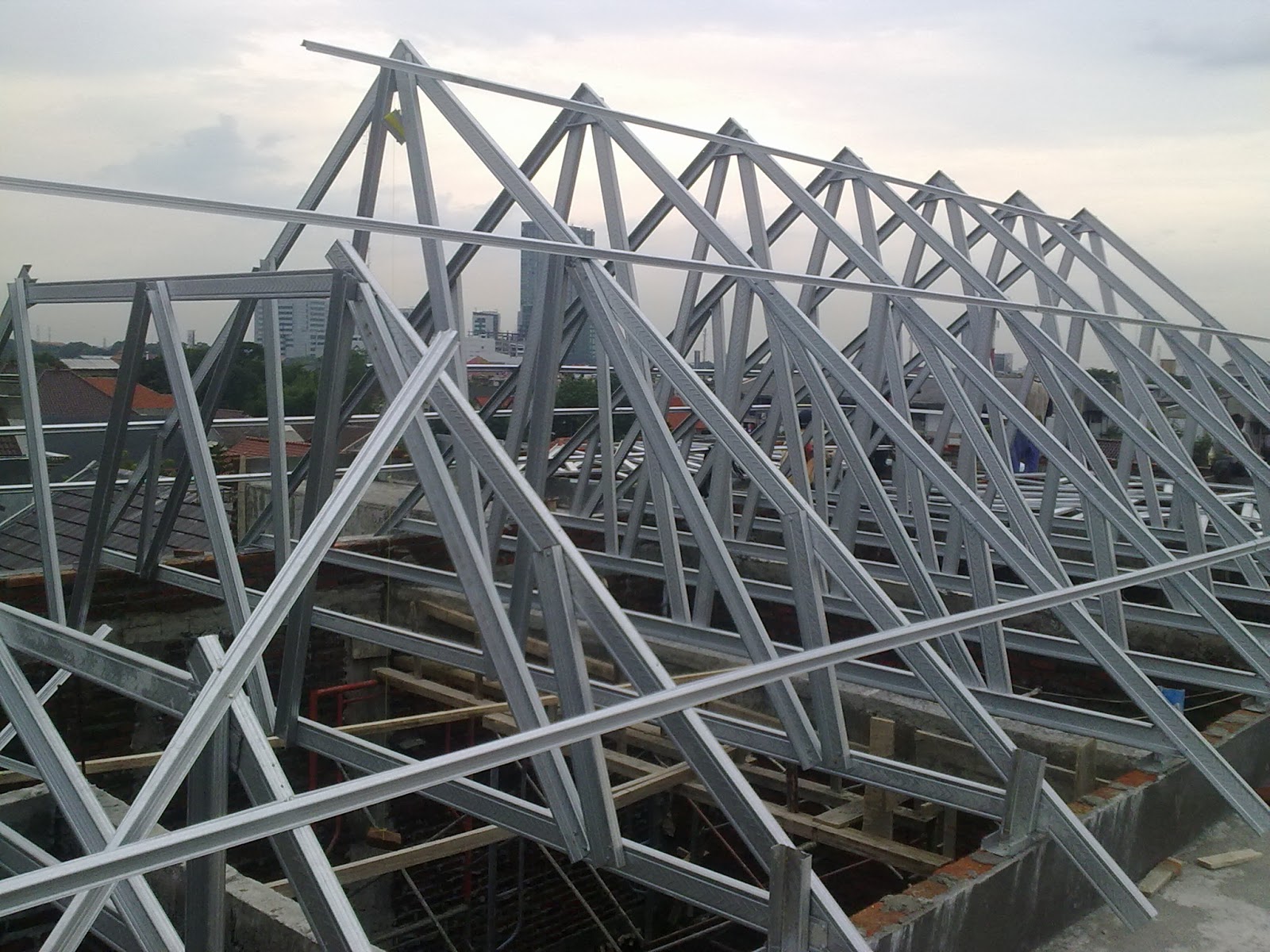 Borongan pasang atap baja ringan surabaya - CV.Hasta Karya